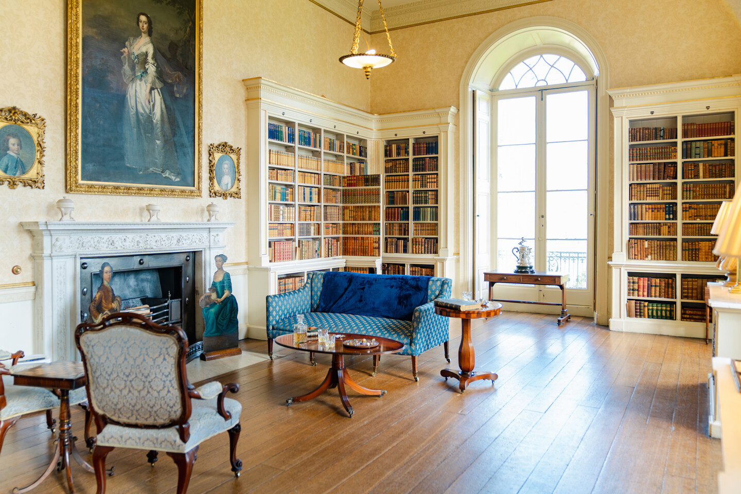 Powderham-Castle-Exeter-Interior-room-of-Powderham-Castle-62-USAGEONCE ...