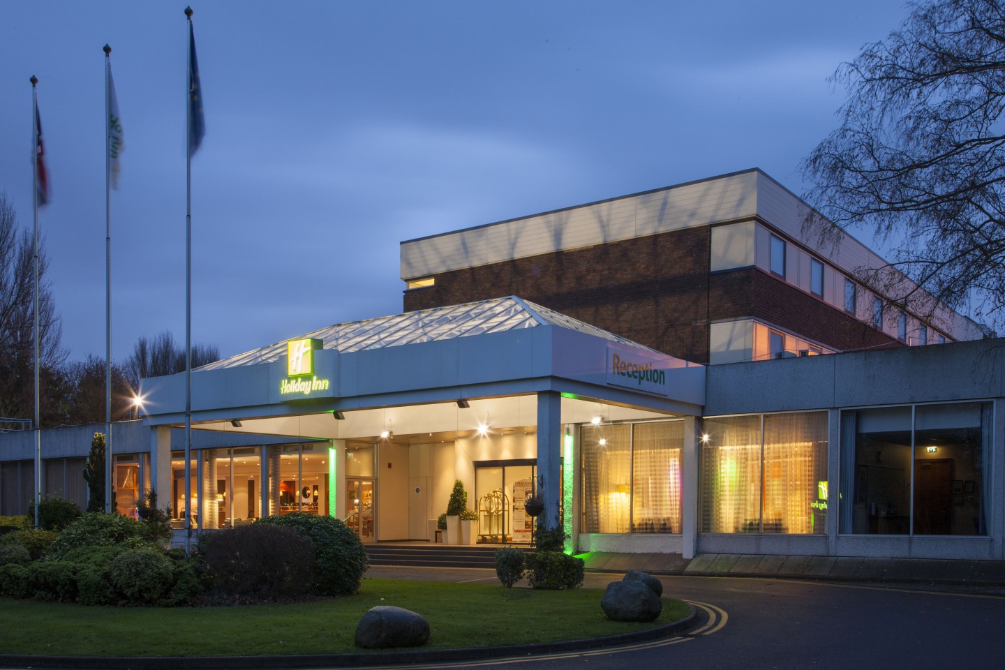 Exterior at Night © Holiday Inn London Shepperton - Greatdays Group Travel