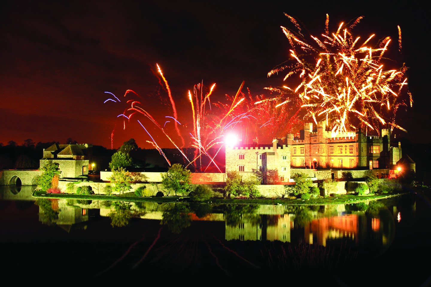 Leeds Castle Fireworks ©Leeds Castle Foundation) - Greatdays Group Travel