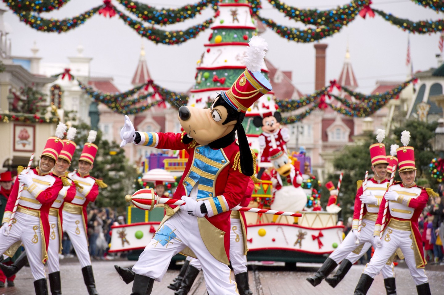Goofy on the Christmas Parade - Greatdays Group Travel